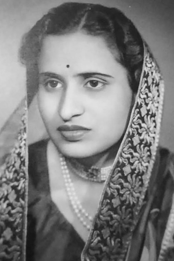 చీరలో మెరిసిపోతున్న జహీర్ ఖాన్ భార్య (ఫోటోలు) | Former Indian Cricketer Zaheer Khan Wife ...